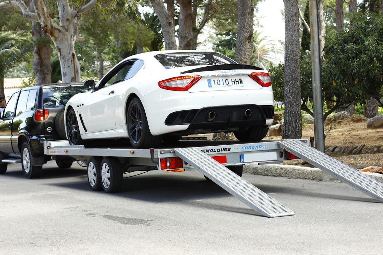 Cómo transportar un coche en un remolque de forma legal